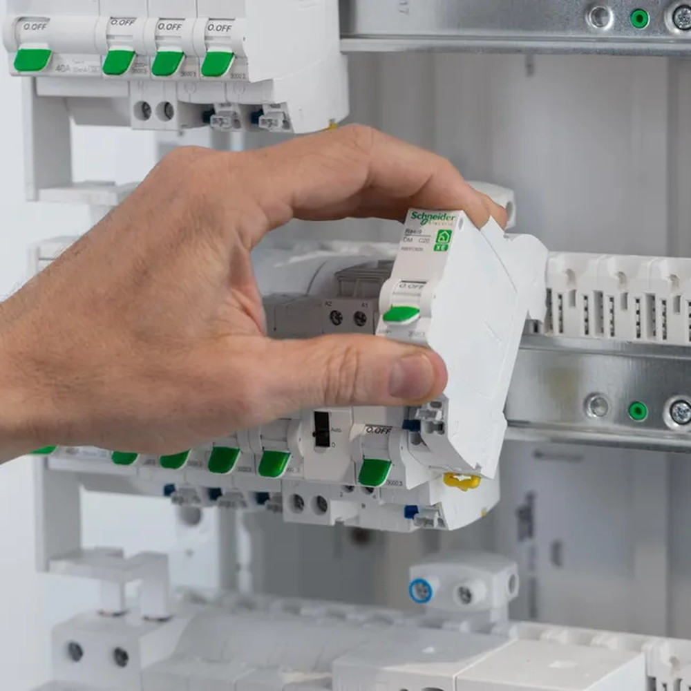 SCHNEIDER ELECTRIC Disjoncteur phase avec neutre embrochable Resi9 ...